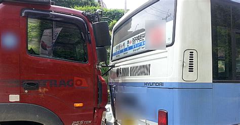 덤프트럭과 시내버스 3중 추돌사고