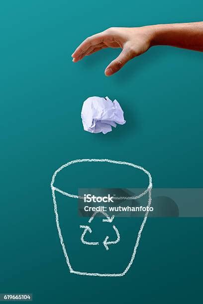 남자는 쓰레기통을 재활용하기 위해 폐종이를 던집니다 감소에 대한 스톡 사진 및 기타 이미지 감소 개념 개념과 주제 Istock