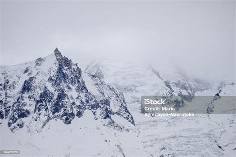 겨울철 유럽 알프스 능선의 환상적인 전망 스키 리조트 샤모니 몽블랑 프랑스 샤모니에 대한 스톡 사진 및 기타 이미지 샤모니 0명 겨울 Istock