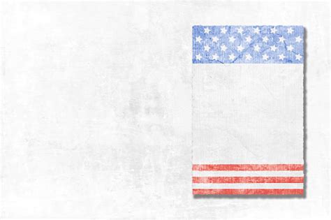 희미한 효과 그런지 미국 국기 디자인 블루 배경 별과 빨간색 줄무늬가 레이블 스탬프 또는 검은색 윤곽선이 있는 낙서 흰색으로 칠해진 얼룩진 시멘트 벽의 오래된 수평 배경에
