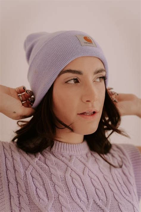 만지는 모자 손 수직 쐈어 스웨터 얼굴 여성 초상화에 관한 무료 스톡 사진