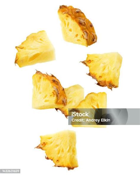 흰색 배경에 고립 된 떨어지는 파인애플 조각 클리핑 경로 피사계 심도 파인애플에 대한 스톡 사진 및 기타 이미지 파인애플