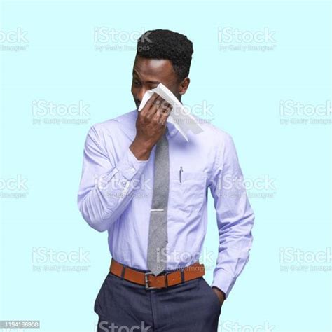 전면보기 카메라 허리 세로 1 명 만 2029세 성인 잘생긴 사람 곱슬 머리 짧은 머리 아프리카 민족 아프리카 계 미국인 민족 세대 Z 남성 젊은 남자 서 20 24세에