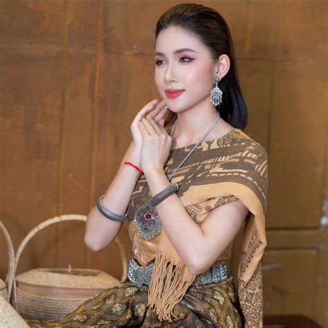 តើ២ឈុតនេះបងប្អូនស្រលាញ់ឈុតមួយណា😊 By សំអាងការ ប្រែកាយសាឡន Facebook