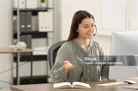 사무실에서 컴퓨터로 작업하는 헤드셋을 가진 핫라인 교환원 텍스트를 위한 공간 고객에 대한 스톡 사진 및 기타 이미지 고객