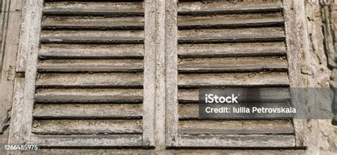 창에 오래된 나무 셔터 골동품 나무 건축 부스럭 거리는 변색 페인트와 건조 나무 껍질과 먼지 내츄럴 한 색상 창 틀 가로 줄무늬 와 칸막이 0명에 대한 스톡 사진 및 기타