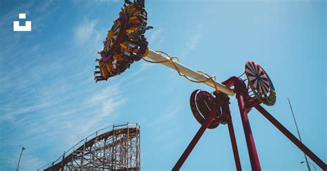 롤러코스터를 배경으로 한 카니발 놀이기구 사진 Unsplash의 무료 롤러코스터 이미지