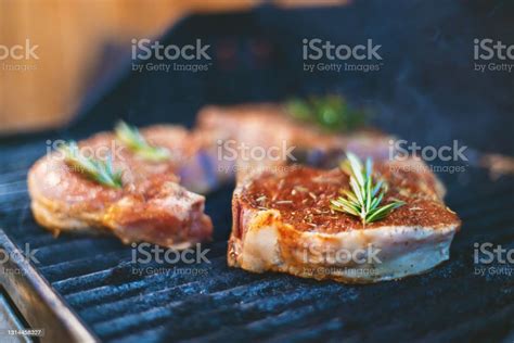 연기와 불꽃 사진 시리즈와 야외 파티오 그릴에 요리 돼지 고기 갈비 바베큐그릴에 대한 스톡 사진 및 기타 이미지 바베큐그릴 폭 찹 0명 Istock