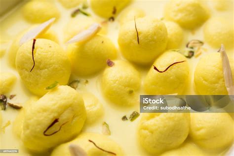 Angoori Rasmalai 또는 Anguri Ras 말라이 인도 디저트입니다 코 티 지 치즈를 넣고 Chashni 설탕 시럽에에서 배어 좋은 설탕에 양식 포도 크기의