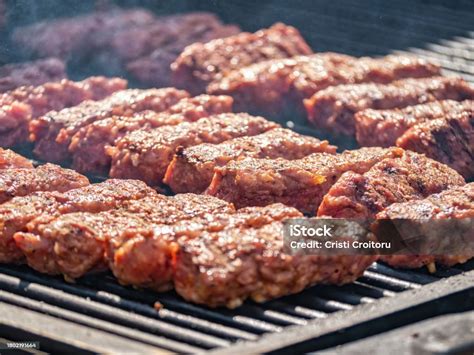 그릴에 향신료를 곁들인 쇠고기 양고기의 혼합물로 만든 Mititei 루마니아 전통 요리 고기에 대한 스톡 사진 및 기타 이미지 Istock