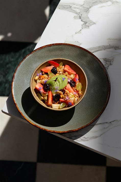 가벼운 식사 건강식품 건강한 식습관 과일 그릇 그래놀라 날 음식 다이어트 다채로운 대리석 테이블 딸기 맛 메뉴 미식 요리 미식가 배열 블랙베리