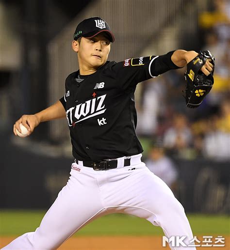 2005 오승환 이후 19년 만이라니…최연소 홀드왕→11번째 10승 20sv→승률왕 포스트 오승환이 또 Kbo 역사 한 페이지를 썼다 매일경제