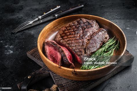 바베큐 그릴 중간 희귀 한 상단 등심 쇠고기 스테이크 나무 접시에 엉덩이 스테이크 검은 색 배경 위쪽 보기 스테이크에 대한 스톡 사진 및 기타 이미지 Istock