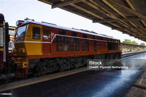 공공 역에서 디젤 기관차 열차 정류장 기차와 철도와 오래된 기차역 빈티지 교통 각도에 대한 스톡 사진 및 기타 이미지 각도 강철 객차 Istock