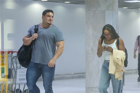 Que Armário Ginasta Rebeca Andrade Faz Rara Aparição Com O Noivo Imenso