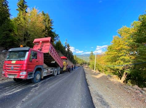 ხულო ზარზმის გზაზე ასფალტ ბეტონის საფარის მოწყობა მიმდინარეობს 1tv