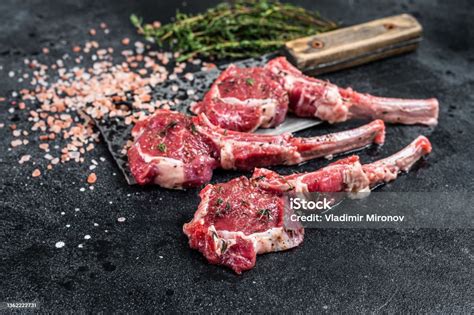 생 조리되지 않은 양고기 양고기 고기는 정육점 칼로 스테이크를 갈아냅니다 검은 색 배경 위쪽 보기 0명에 대한 스톡 사진 및 기타 이미지 Istock