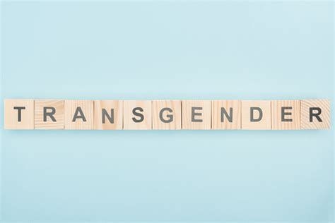 파란색 배경에 나무 조각으로 만든 트랜스젠더 레터링의 평면도 0명에 대한 스톡 사진 및 기타 이미지 0명 개체 그룹 낱말 Istock