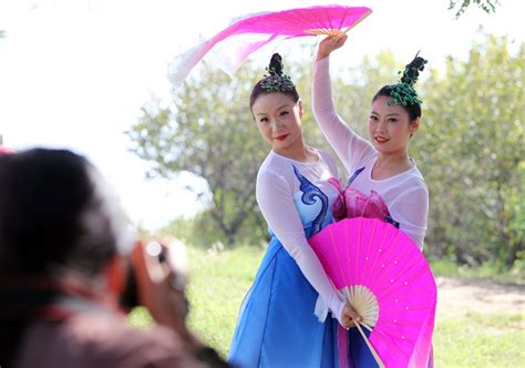 舞蹈女孩广场舞大妈汇聚幸福湖畔跳起动人舞姿祝福祖国