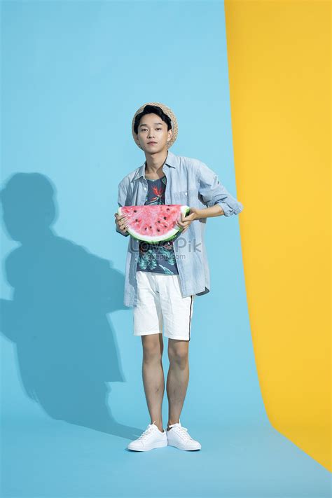 수박을 들고 있는 젊은 남자 사진 무료 다운로드 Lovepik