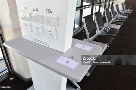 운송 터미널에서 무료 충전기 많은 종류의 충전 Usb 무선 플러그 Usb 케이블에 대한 스톡 사진 및 기타 이미지 Usb 케이블 충전 공항 Istock