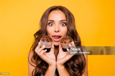 클로즈업 사진 아름 다운 그녀의 그녀의 그녀의 물결 모양 여자 홀드 손 팔 머핀 과자 미치광이 나에 게 모든 설탕 제품을 착용 블루 청록 녹색 매일 짧은 드레스 옷 고립 된