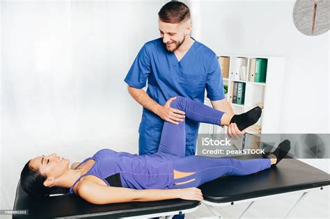 여자는 치료사와 그녀의 합동을 치료합니다 치료 관절에 대한 운동을하고 자신의 환자를 돕는 물리 치료사 물리치료에 대한 스톡 사진 및 기타 이미지 Istock