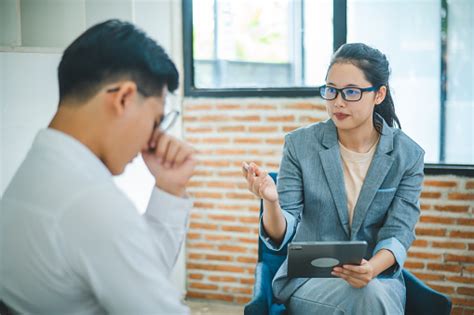 정신 건강 문제가 있는 환자의 문제를 듣는 심리학자 치료 격려를 위한 환자 사랑과 가족 문제 양극성 장애 우울증 환자의 자살 예방 20 24세에 대한 스톡 사진 및 기타