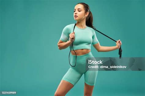 스튜디오에서 포즈를 취하는 점프 로프를 가진 스포티 한 젊은 여성 25 29세에 대한 스톡 사진 및 기타 이미지 25 29세
