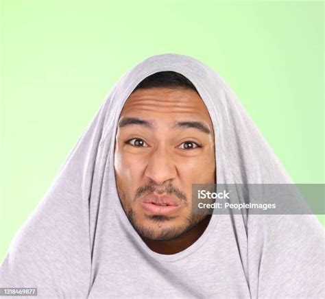 스튜디오에서 녹색 배경에 얼굴을 만드는 잘 생긴 젊은 남자의 자른 초상화 20 29세에 대한 스톡 사진 및 기타 이미지 20 29세 30 34세 T 셔츠 Istock