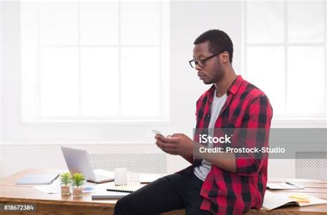 현대 흰색 사무실에서 모바일 전화를 만드는 젊은 흑인 사업가 계약서에 대한 스톡 사진 및 기타 이미지 계약서 기업 비즈니스 기업 재무와 산업 Istock