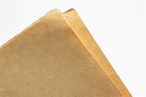 빈 공예 질감 골판지 종이 모서리 매크로 보기 로고 엠보싱 및 기타 디자인 프리젠 테이션을위한 템플릿으로 흰색에 선택적 초점을 볼 수 있습니다 0명에 대한 스톡 사진 및