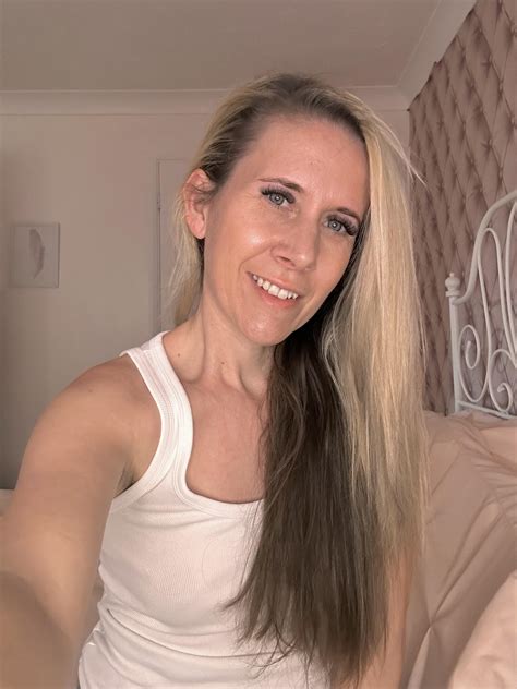 Just The Girl Next Door Need Anything Just Ask 😉 R Sfwnextdoorgirls
