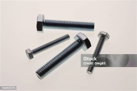 다양한 크기의 새로운 크롬 도금 볼트와 너트가 흰색 배경에 있습니다 클로즈업 0명에 대한 스톡 사진 및 기타 이미지 0명 강철 건설 산업 Istock