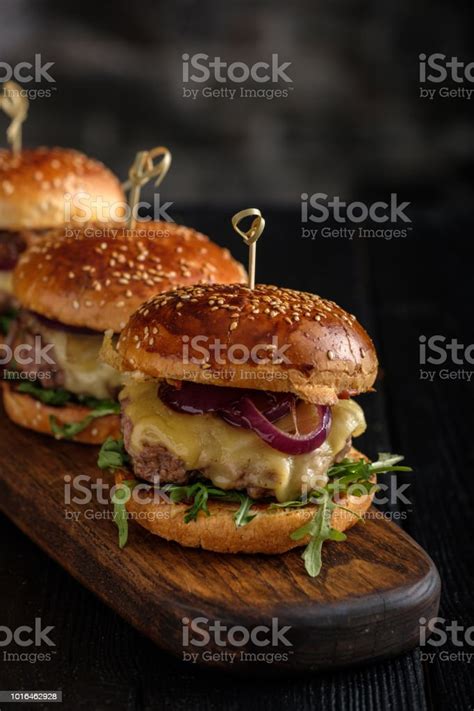 나무 테이블에 Caramelized 양파와 쇠고기 치즈 수 제 달콤한 햄버거 길거리 음식 패스트 푸드 굽기에 대한 스톡 사진 및 기타 이미지 Istock
