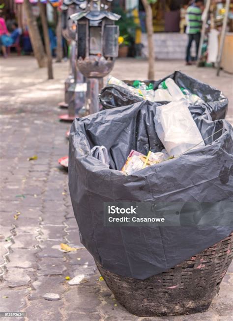 공공 공원에서 길거리에 쓰레기 봉투 가득 찬에 대한 스톡 사진 및 기타 이미지 가득 찬 가방 가사 집안일 Istock