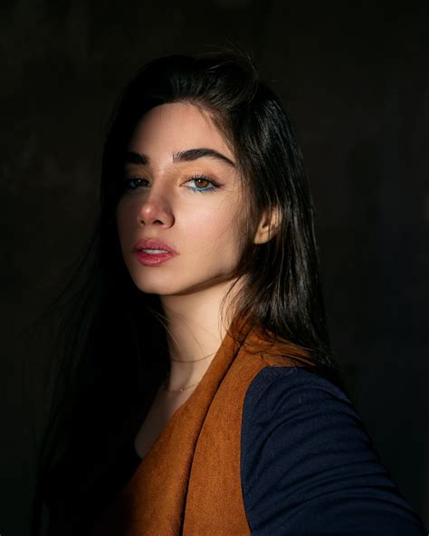 긴 검은 머리와 파란 눈을 가진 여자 사진 Unsplash의 무료 와우 이미지