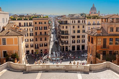 로마의 스파냐 광장에서 스페인 계단을 즐기는 사람들이 있습니다 로마의 분수 바르카치아가 있는 스페인 계단은 유명한 관광지입니다 국제 관광명소에 대한 스톡 사진 및 기타