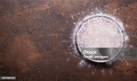 밀가루 음식과 피자 도마는 테이블에 집에서 빵 굽기베이커리 개념으로 갈색에 대한 스톡 사진 및 기타 이미지 갈색 개념 개념과 주제 Istock