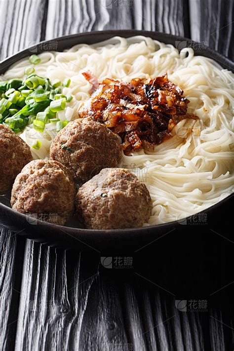 印尼牛肉丸子配面条配洋葱青菜和肉汤垂直