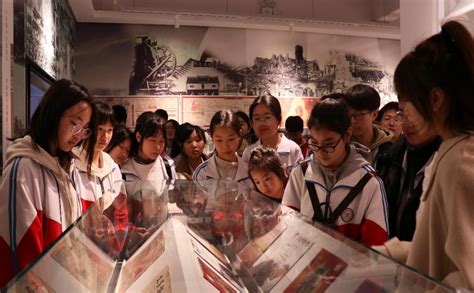 雷锋精神60年主题展十八 宜阳双语学校学生到我院期刊博物馆参观 新闻与传播学院