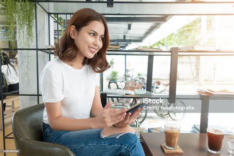 아름 다운 비즈니스 여자 태블릿 스마트폰 사용 하 고 커피숍에서 커피를 마시는 노트북에 대한 스톡 사진 및 기타 이미지