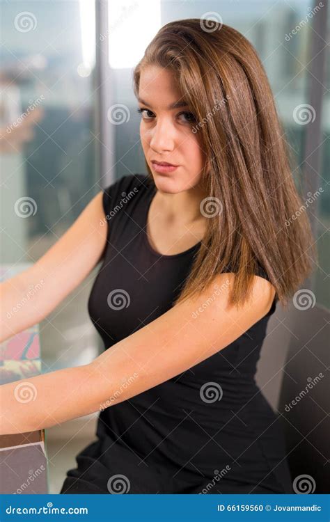 красивейший портрет девушки предназначенный для подростков Стоковое Фото изображение