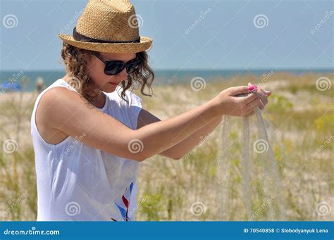 Chica Joven En Un Sombrero De Paja Arena En Manos Foto De Archivo Imagen De Fresco Sombrero