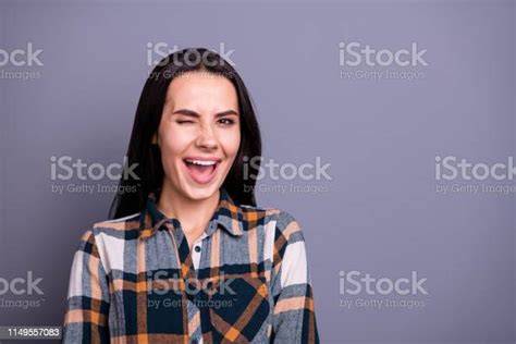 그녀의 그녀의 좋은 매력적인 사랑 스러운 윈 섬 매혹적인 사랑 스러운 쾌활 한 명랑 한 스트레이트 머리 레이디 입고 체크 격자 무늬 회색 보라색 보라색 파스텔 배경 위에