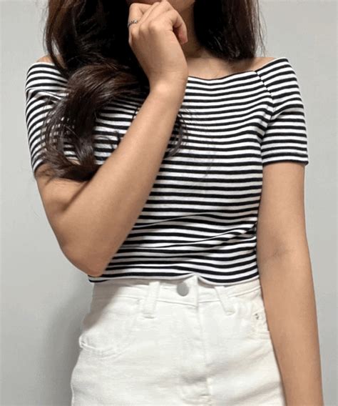 단가라 오프숄더 반팔 티셔츠 에이블리