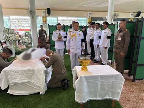 พล ต ท อัคราเดช พิมลศรี ผบช ภ 6 ได้เดินทางมาเป็นประธานในพิธีพระราชทานน้ำหลวงอาบศพ พ ต อ ธนนท์ โต