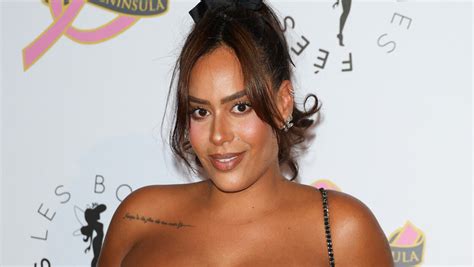 Amel Bent En Robe Rose Bonbon Au D Collet Plongeant Une Princesse Devant Camille Lacourt Amoureux