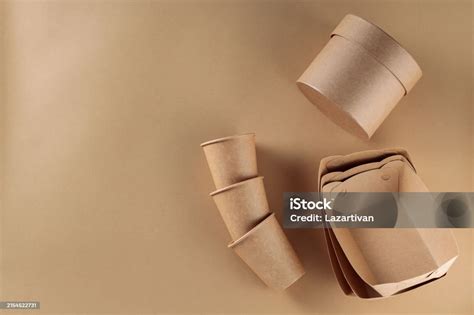 골판지 일회용 컵 베이지 색 배경의 컨테이너 및 상자 제로 웨이스트 개념 복사 공간 0명에 대한 스톡 사진 및 기타 이미지 0명 갈색 용지 감소 Istock