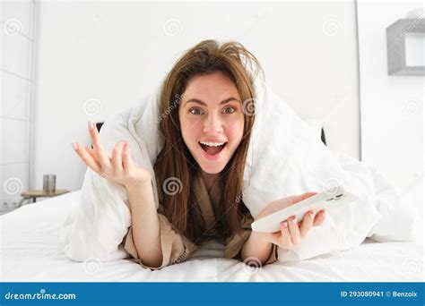взволнованная девушка просыпается по утрам от сна или спит держа смартфон осознавая что